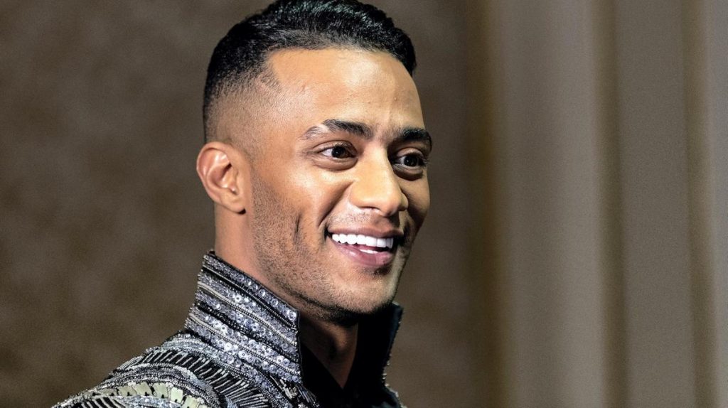 Un célèbre acteur égyptien suspendu après des photos avec des stars ...